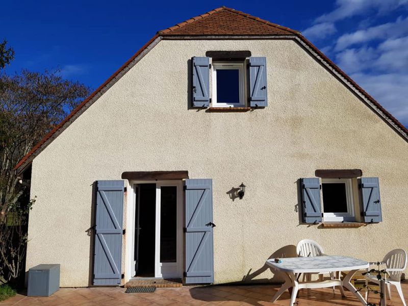 Menuiserie PVC blanc avec Volets Battants en aluminium gris RAL 7035 ...